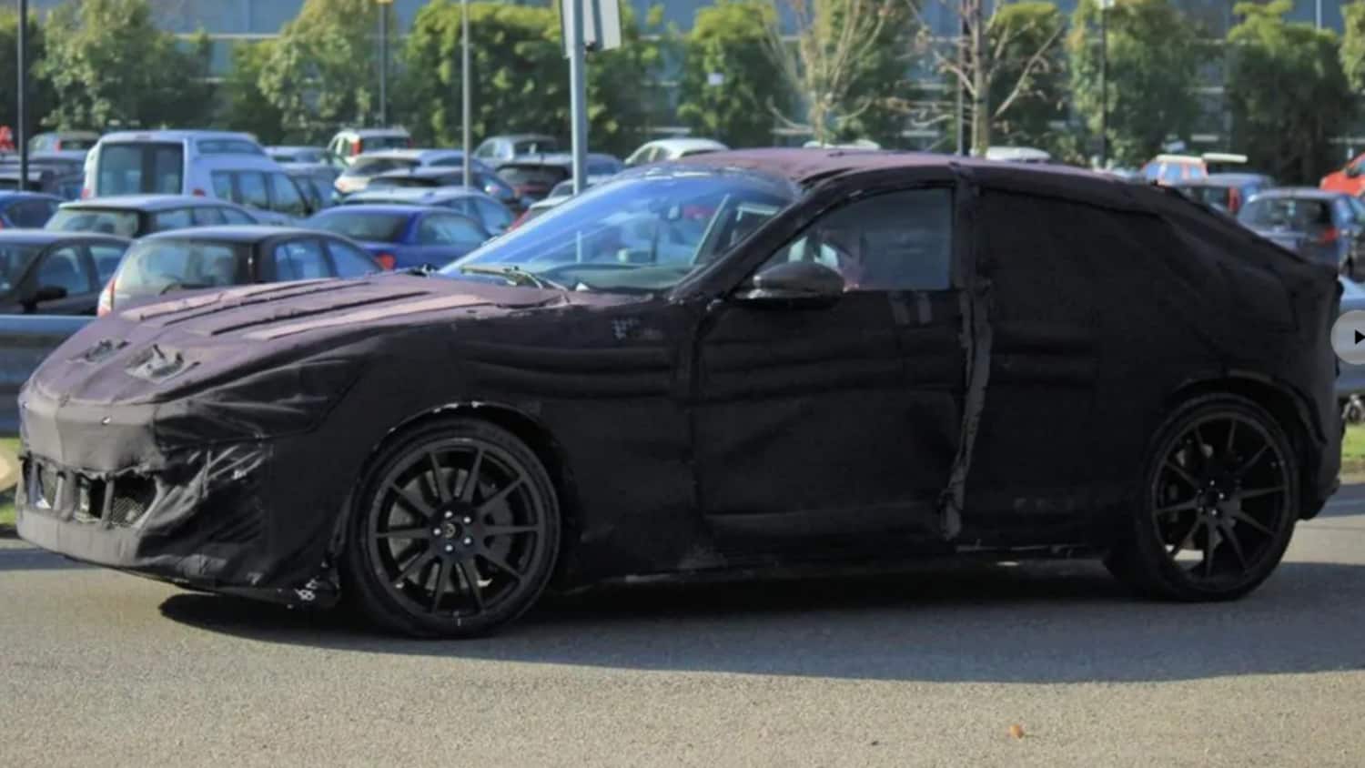 法拉利首款 SUV 街頭現身 有指將稱為 FUV 明年亮相 - check.unwire.hk 香港